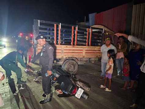 Msjtv News បុរសម្នាក់ជិះម៉ូតូលឿនដូចហោះ ក៏ទៅជ្រុលបុករ៉ឺម៉កកង់បី បត់ត្រឡប់ក្រោយ រងរបួសធ្ងន់