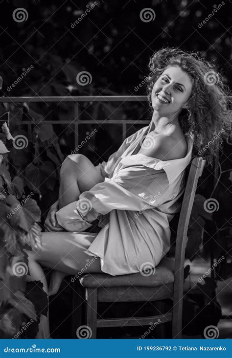 Senhora Sexy Garota Sensual Em Uma Sacada Foto De Stock Imagem De