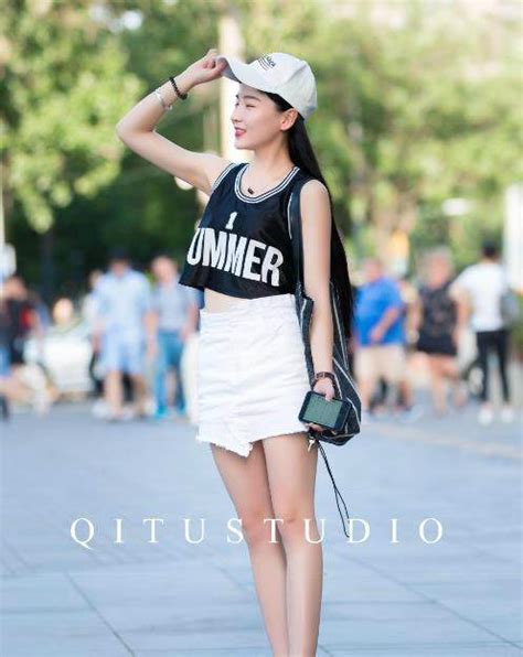 三里屯街拍，图3小姐姐v领露胸裙，远远的就能抓住你的眼睛