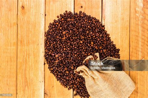 나무 배경에 구운 커피 콩의 세부 사항 삼베 자루 커피 콩자루 가방 상단보기 텍스트 복사 공간 커피 사진 닫기 0명에 대한 스톡