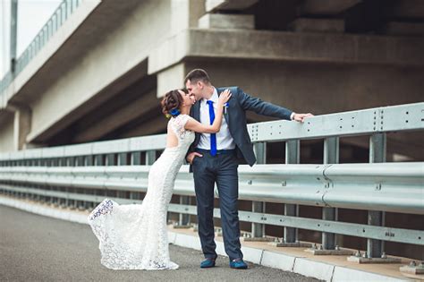 행복한 신부와 신랑은 결혼식 날을 축하합니다 키스 결혼 한 부부 가족에 대한 스톡 사진 및 기타 이미지 가족 결혼식 기혼 Istock