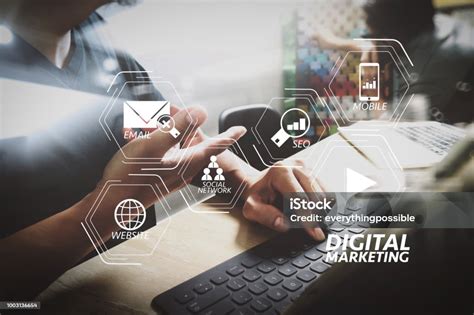 Coworking 과정 창조적인 사무실 공간에서 일 하는 기업가 팀 도킹 제어할 타블렛 디지털 사용 하 여 및 대리석 책상 빛에 스마트폰으로 노트북 빔 효과 금융에 대한