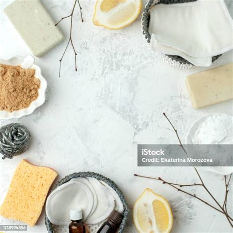 친환경 자연 청소 도구 및 제품 금속 브러시 비누 겨자 탄산 음료 레몬 에센셜 오일 제로 폐기물 개념입니다 플라스틱 무료 플랫