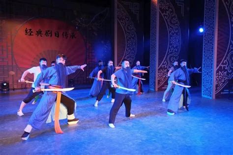 多年来杨仲义饰演的韩琪一角儿唱念做打俱佳特别是剧情发展到高潮时他将剧中人的矛盾心理表现得淋漓酣畅