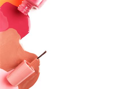 흰색 배경에 고립 된 액체를 부어 페인트 브러시 매니큐어 유리 병 오른쪽에 공백을 복사합니다 살롱의 미용 절차 페디큐어 및