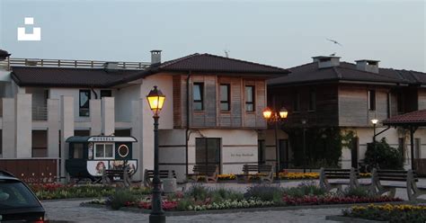 차가 줄지어 있는 집 앞에 주차되어 있습니다 사진 Unsplash의 무료 자동차 이미지