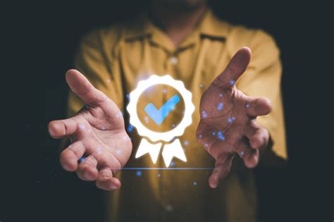 손은 최고 서비스 품질 보증 보증 표준 Iso 인증 및 표준화 개념의 표시를 보여줍니다 35 39세에 대한 스톡 사진 및 기타 이미지 Istock