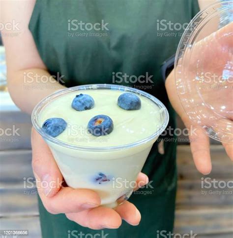 요구르트와 블루 베리와 작은 유리를 들고 여성의 손에 상단보기 집에서 아침 식사를하는 소녀 건강한 아침 식사 건강한 음식 간식 채식주의 과일에 대한 스톡 사진 및 기타