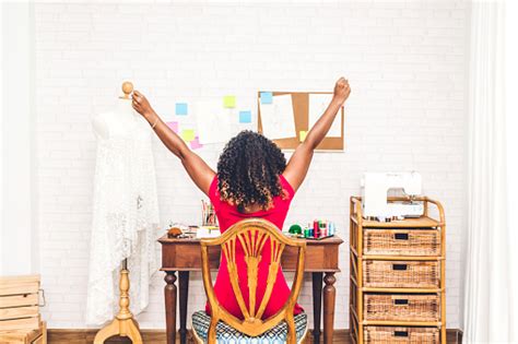 워크샵 스튜디오에서 작업 아프리카계 미국인 흑인 여성 패션 디자이너 개념에 대한 스톡 사진 및 기타 이미지 개념 기업가