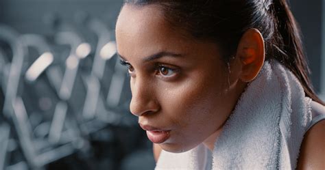 신체 목표를 위한 운동 훈련 및 유산소 운동을 위해 체육관에서 여성의 숨쉬기 운동 및 얼굴 휴식 스포츠 모형 및 건강 성능 및