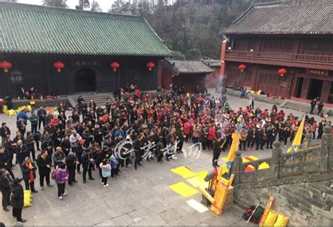 正月初九 数万香客敬香朝拜武当山 旅游资讯 十堰市武当山特区假日旅行社有限公司