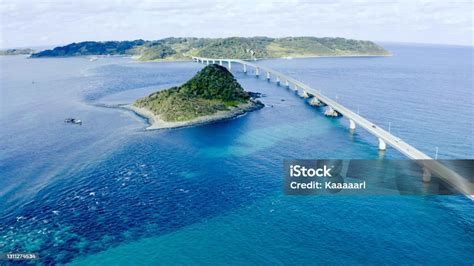 하얀 모래 해변 일본 야마구치현 츠노시마 다리 멋진 전망을 갖춘 해양 도로 교량 화창한 날에 무인 항공기로 촬영 바다 를 통해 도로는 매우 아름답습니다 물가에 대한 스톡