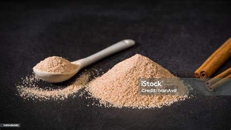 계피 설탕 조리법을위한 향신료 설탕과 계피의 숟가락과 더미 과자 지상 향신료 0명에 대한 스톡 사진 및 기타 이미지 0명 Erythritol 가루 설탕 Istock