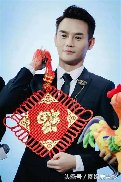喜迎新年，2017穿紅色西裝的王凱帥到爆！ 每日頭條
