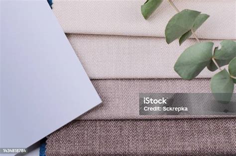 Gunny 섬유 샘플의 밝은 컬렉션과 잡지의 빈 페이지가 있는 모형 패션 패브릭 질감 배경입니다 0명에 대한 스톡 사진 및 기타