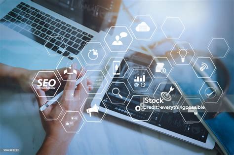 디지털 태블릿 컴퓨터와 스마트폰 및 노트북 컴퓨터 비즈니스 가방 개념으로 대리석 책상에 협력 사업 손 상위 뷰 태양 플레어 효과 에 대한 스톡 사진 및 기타 이미지