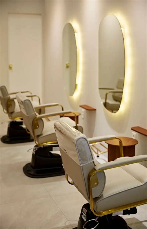 모던컨셉 깔끔한 디자인의 미용실 벽거울과 의자 사진