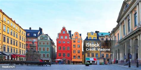 스톡홀름 올드타운의 스토토르겟 광장의 전통적인 다채로운 주택들 스토르토겟에 대한 스톡 사진 및 기타 이미지 스토르토겟 스웨덴 0명 Istock