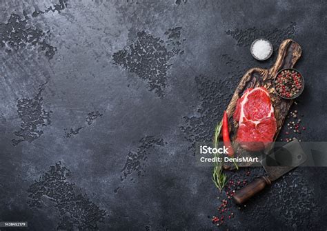 어두운 식탁 배경에 강철 식칼 소금 후추를 가진 나무 보드에 생 갈비뼈 스테이크 필레 0명에 대한 스톡 사진 및 기타 이미지 0명 Steakhouse 갈비 음식