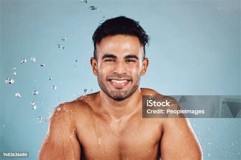 물방울 초상화와 스킨케어 남자는 파란 배경에 고립되어 얼굴을 청소하고 바디 샤워를 하고 미소를 짓는다 강한 아름다움 모델 또는 사람 얼굴 빛에 스튜디오 얼굴 사진 세척 및