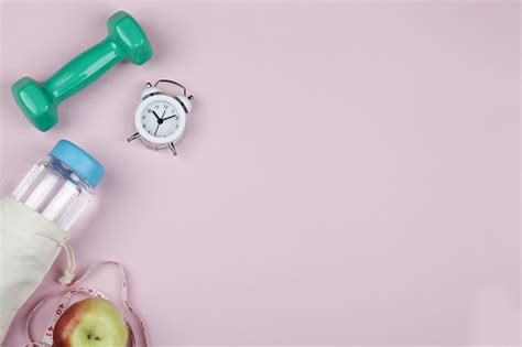 피트니스 건강하고 활동적인 라이프 스타일 개념 아령 물 병 사과 시계 와 분홍색 배경에 테이프 측정 텍스트공간을 복사합니다 맨 위 보기 0명에 대한 스톡 사진 및 기타