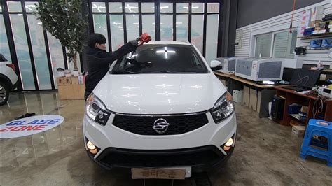 쌍용자동차 코란도 C 차량에 옵션이 낮아 설치가 안되어진 오토라이트 레인센서를 순정 설치한 영상입니다 빗물량에 따라 와이퍼가