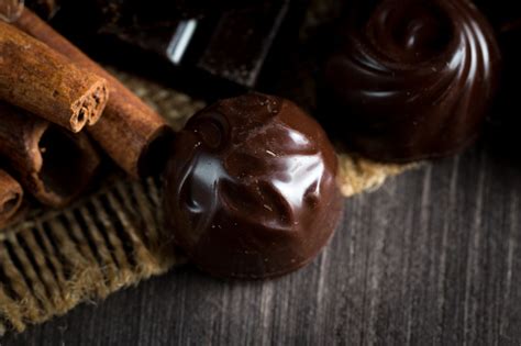 다크 화이트와 밀크 초콜릿 스택 칩의 구색 소박한 나무 주머니 배경에 초콜릿과 커피 콩 향신료 계 피 선택적 매크로 포커스 초콜릿 배경입니다 과자 가루로 빻은에 대한 스톡