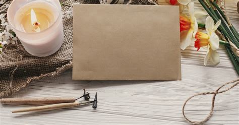 현대 부활절 달걀과 수선화는 신선한 봄 꽃과 함께 소박한 배경에 있습니다 텍스트를 위한 공간이 있는 행복한 부활절 인사말 카드 세련된 페인트 계란 공예 종이 사진