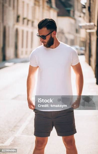 캐주얼 도시 스타일에 귀하의 로고 또는 디자인에 대 한 공간을 가진 빈 티셔츠를 입고 수염과 Hipster 잘생긴 남성 모델 T 셔츠에 대한 스톡 사진 및 기타 이미지