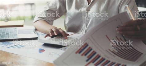 감사 회사 기업 여성 재무 감찰관 은 계산 균형 확인에 대한 보고서를 수행합니다 국세청은 랩톱 컴퓨터와 계산기로 문서를 검사합니다 경영자에 대한 스톡 사진 및 기타 이미지