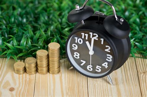 동전 단계 스택을 나무 작업 테이블 텍스트 금융 및 비즈니스 계획 개념에 대 한 복사 공간에 빈티지 알람 시계 계획에 대한 스톡 사진 및 기타 이미지 Istock