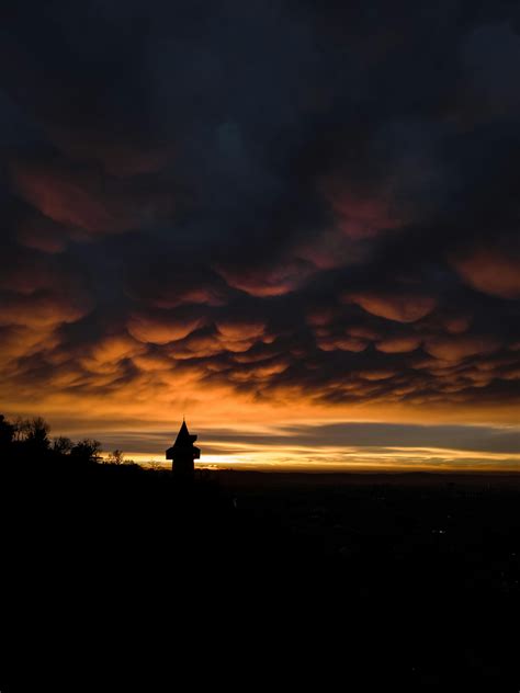 황혼 무렵의 매력적인 알파인 호수 캐빈 · 무료 스톡 사진