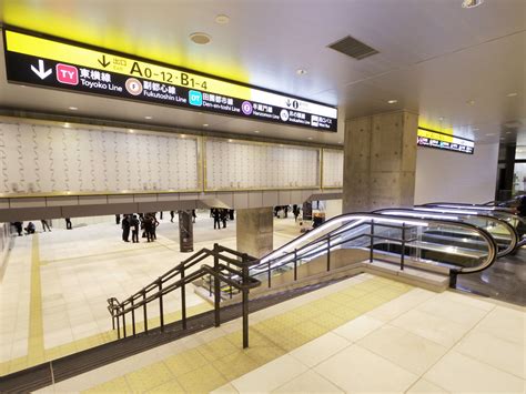 渋谷駅東口地下広場の地下2階と地下1階をつなぐ階段とエスカレーター シブヤ経済新聞