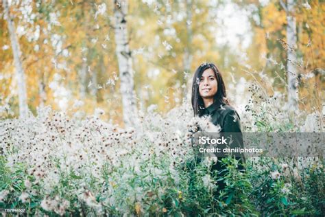 노란 잎의 보케 배경에 엉겅퀴 덤불에 꿈꾸는 아름다운 소녀 가을 숲에서 흰색 보풀에서 영감 소녀 엉 겅 퀴의 비행 포자 중 여성 아름다움 초상화입니다 가을에 대한 스톡 사진