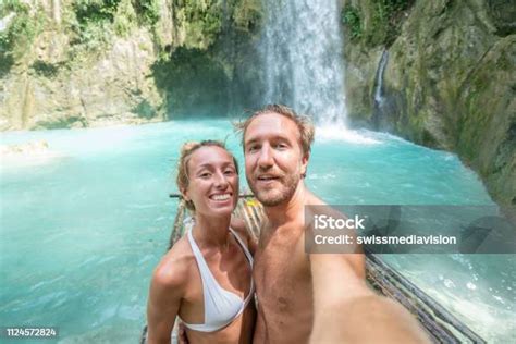 아름 다운 폭포와 함께 Selfie 초상화를 복용 하는 젊은 커플 20 29세에 대한 스톡 사진 및 기타 이미지 20 29세 2명 경외감 Istock