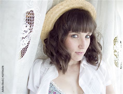 Chica Joven Y Guapa Casta A Con Ojos Azules Con Camisa Blanca Y Sombrero De Paja Foto De