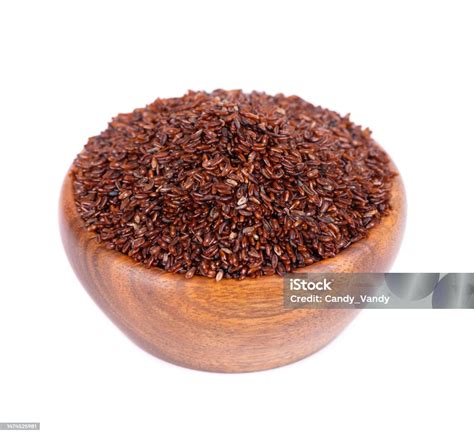 흰색 배경에 격리된 나무 그릇에 있는 차전자피 씨앗 질경이 플란타고 차전자피 Plantago Ovata에 대한 스톡 사진 및