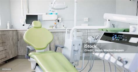 진료소의 도구를 사용하여 청소 웰빙 및 구강 건강을 위한 빈 치과실 의자 및 장비 치과 치과 구강 관리 치아 기계 또는 인테리어 수술 또는 컨설팅에 의한 병원 치과에 대한