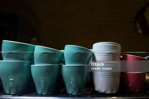 세라믹 컬러 컵 또는 머그잔 세트 전문 커피 기계에서 가열 0명에 대한 스톡 사진 및 기타 이미지 0명 개체 그룹 기계류 Istock