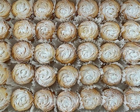 유나 로즈베리 버터 크림 케이크 ⠀ 원래는 로즈힙으로만 버터크림을 만들었는데요 집에 있는 히비스커스와 로즈힙 블렌딩 티 색이 예뻐서 다시 만들어 봤어요 히비스커스