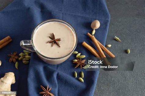 시나몬 스틱 타이 카르다몸 생강 스타 아니스 블랙 페퍼콘 홍차 탑 뷰 와 같은 향기로운 향신료와 허브로 홍차를 양조하여 만든 마살라 차이 가지 식물 부위에 대한 스톡 사진