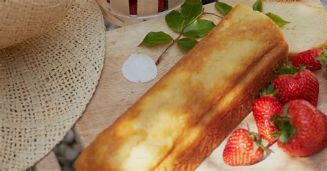 빵 한 조각 옆에 앉아 있는 딸기 바구니 사진 Unsplash의 케이크 이미지