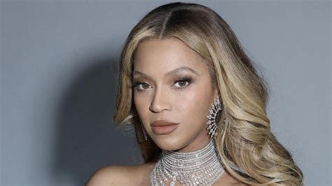 Beyoncés Super Bowl Outfit Sheer Corset And Daisy Dukes