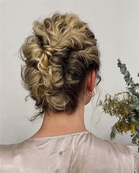Recogidos Para Pelo Rizado Ideas Elegantes Favorecedoras Y En Tendencia