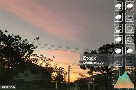 기상 예보 배경에 대한 다채로운 황혼 열대 여름 하늘의 극적인 대기 파노라마보기에 그래프와 차트와 일기 예보 기호 데이터 프리젠