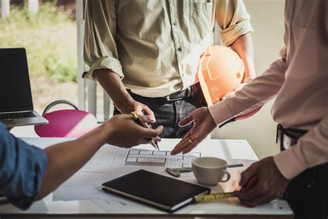건축가 또는 엔지니어 팀 사무실 건설 엔지니어링 도구 및 구조 개념의 청사진 건물 계획 설계 프로젝트 작업 Generic에 대한 스톡 사진 및 기타 이미지 Istock