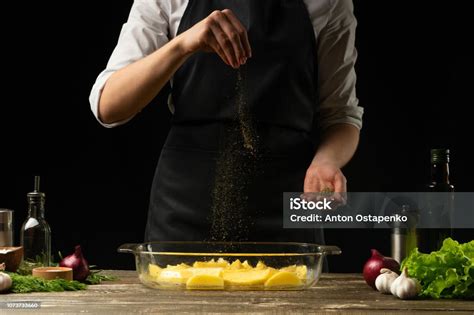 요리사는 야채 향신료와 스프링 굽기 전에 감자를 준비 합니다 가로 사진입니다 검정색 배경 개념 메뉴 요리 건강 한 식습관에 대