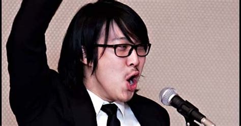 [포토엔]손 머리 위로 하하 사회는 신나게