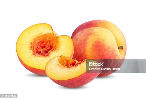 복숭아 열매는 하얀 배경에 분리되어 있다 복숭아 과일 3 개 전체 및 절단 조각 복숭아류에 대한 스톡 사진 및 기타 이미지 복숭아류 복숭아색 흰색 배경 Istock