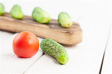 소박한 커팅 보드와 1 개의 단일 오 이와 오래 된 흰색 나무 판자에 붉은 익은 토마토에 많은 신선한 녹색 오이 0명에 대한 스톡 사진 및 기타 이미지 Istock